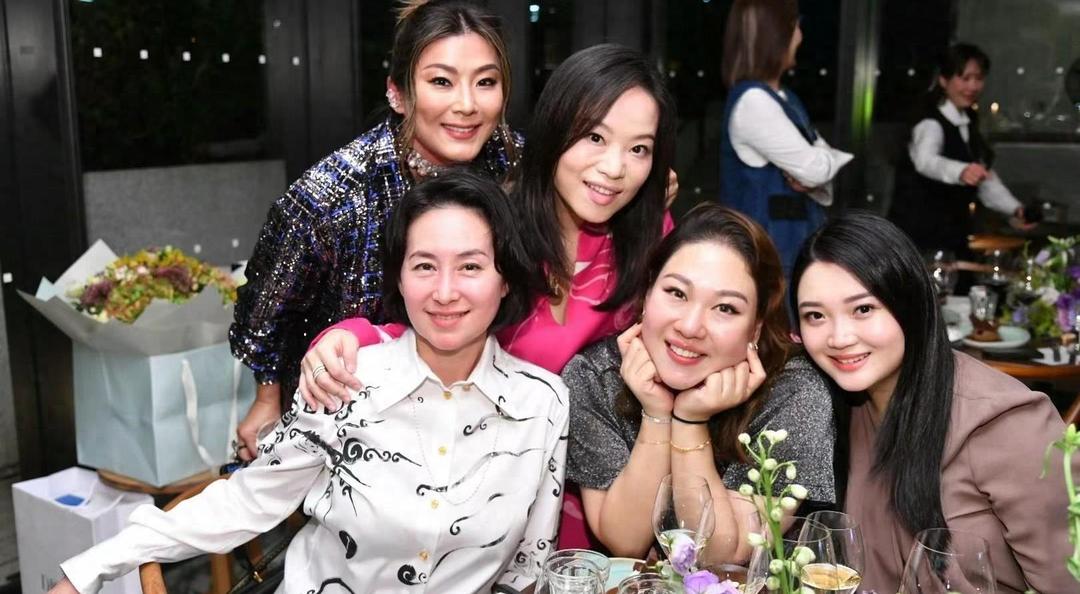 Gambling king family event, He Chaoqiong's three sisters appeared, He ...