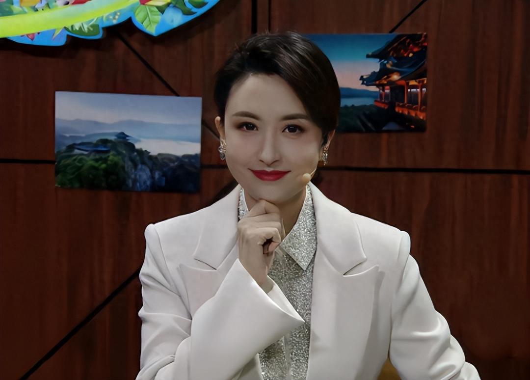 She is the most beautiful host on CCTV. She is married to a husband who ...