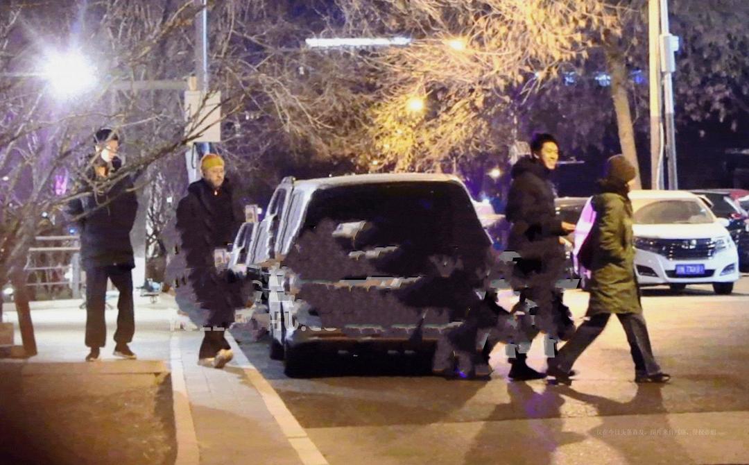 60-year-old Jiang Wen goes out with his whole family, his 44-year-old ...