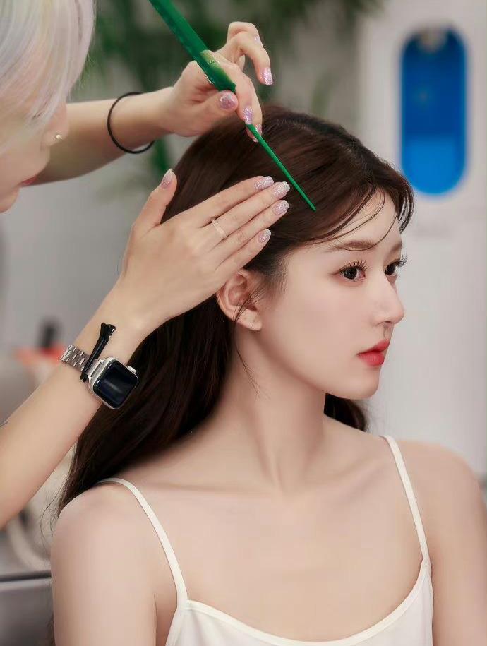 So smart! The sweet and cute style really suits Zhao Lusi! - iNEWS