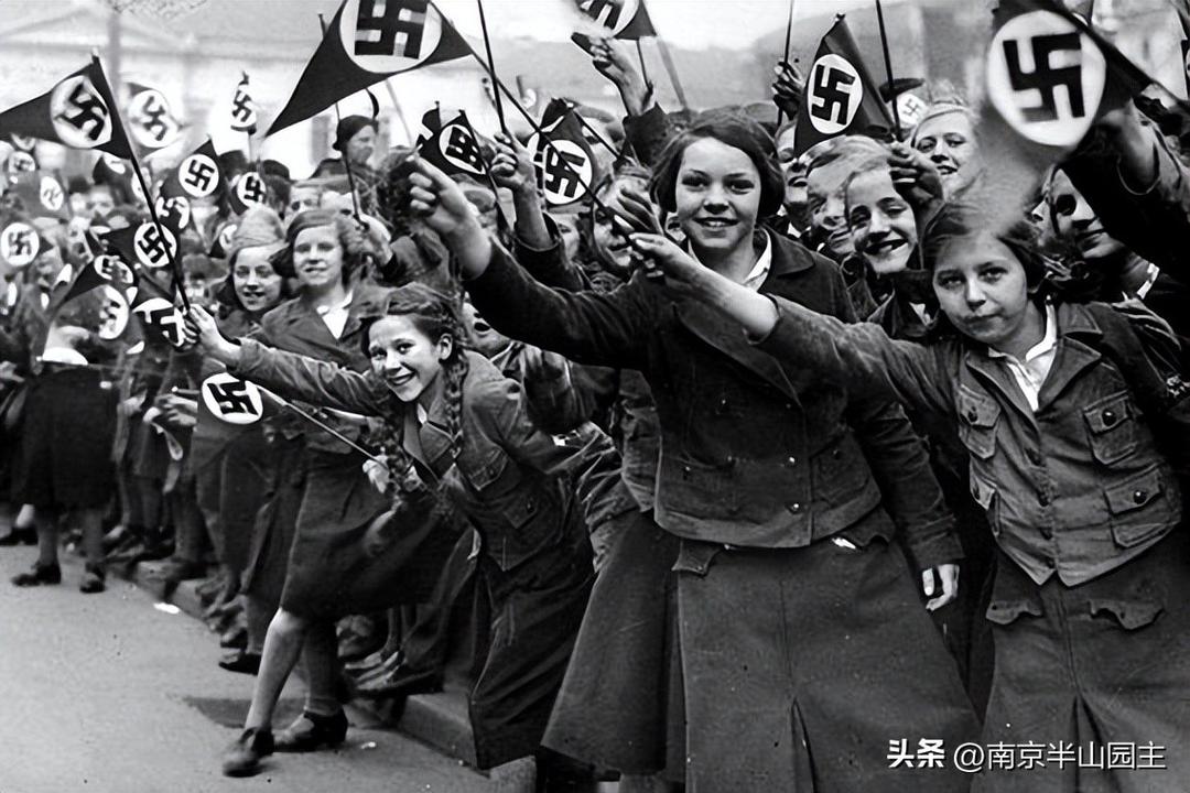 Artists of the Reich: Art in Nazi Germany, Hammers of Struggle - iNEWS