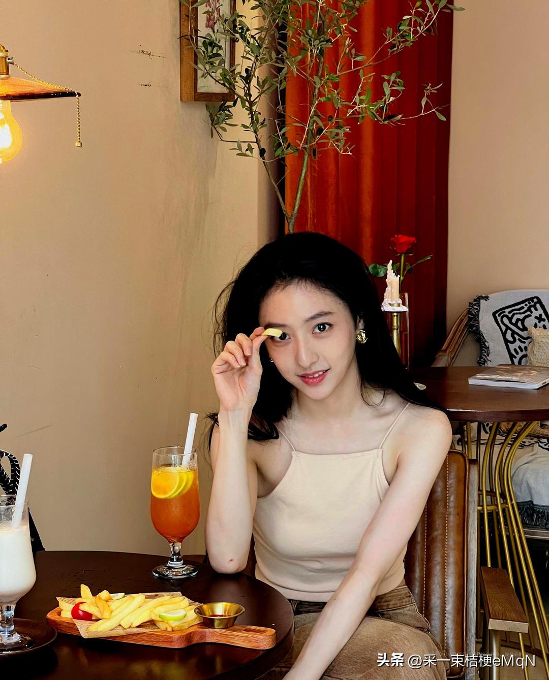 Hu Lianxin, who plays Feng Yue in "The Human World", is youthful ...