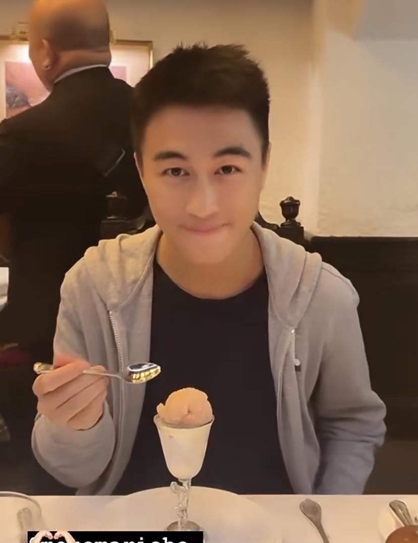 Xi Mengyao posted a picture of Romee's birthday celebration, and her ...