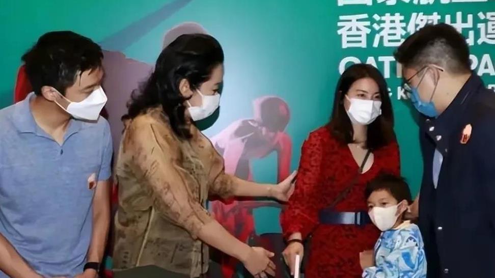 43-year-old Huo Qigang rarely took care of his 64-year-old mother Zhu ...