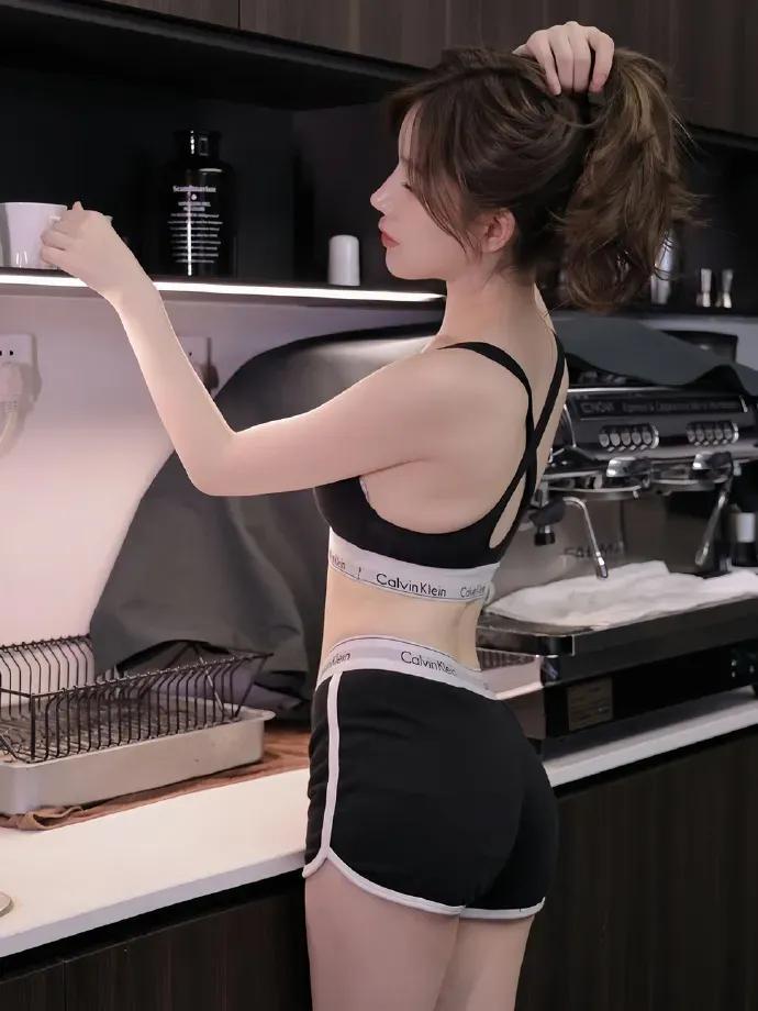 Tonight in Yanzhou, I can only watch it alone in my boudoir. - iNEWS