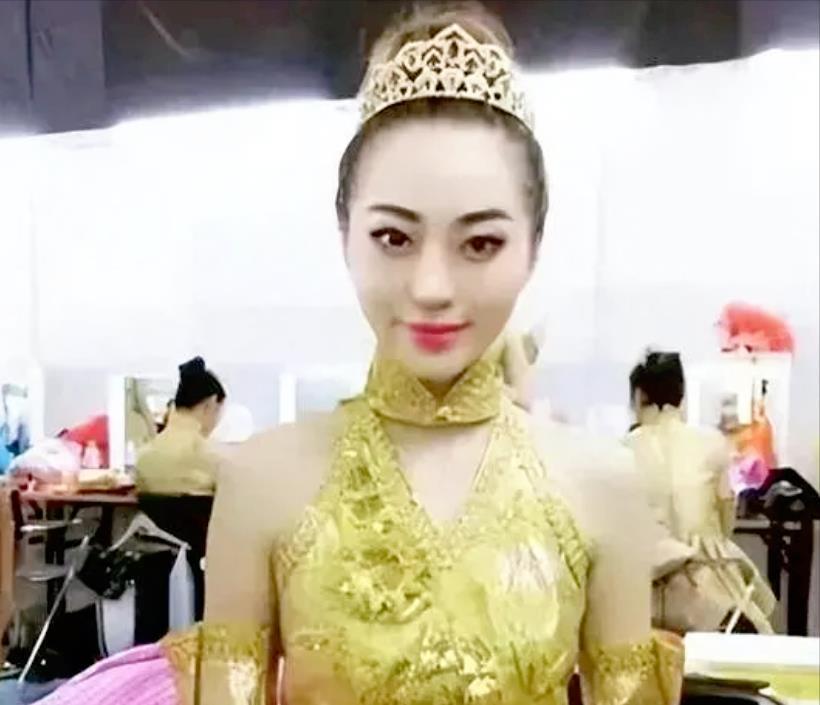 Get to know Bai Shanshan in 24 photos of her daily life. She has fair ...