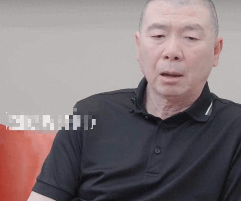 65-year-old Feng Xiaogang's appearance changed drastically. He showed up with Xu Fan to complain ...