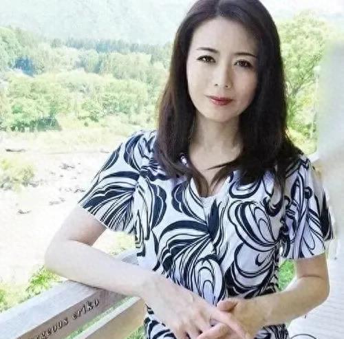 "Eriko Miura, an AV actress with unique charm" - iNEWS