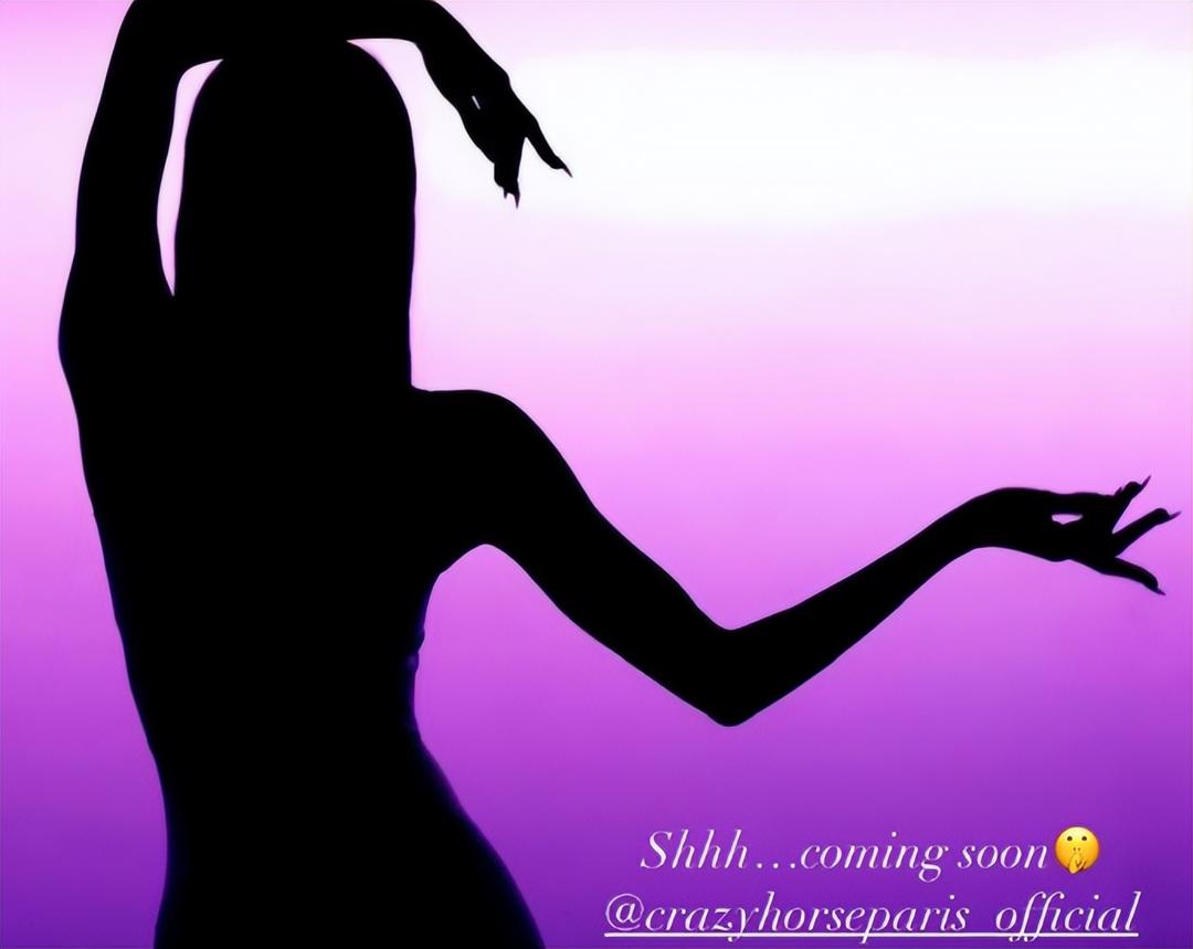 Lisa's Crazy Horse show track revealed! Wearing a shirt and short skirt ...