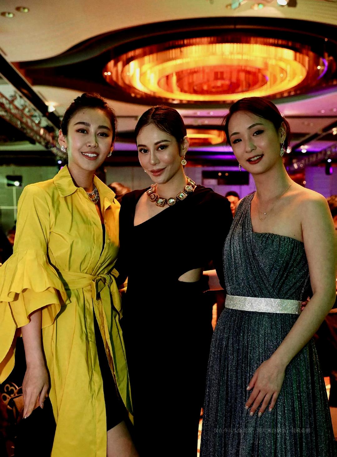 Huo Qigang and his wife attended the dinner with their fingers ...