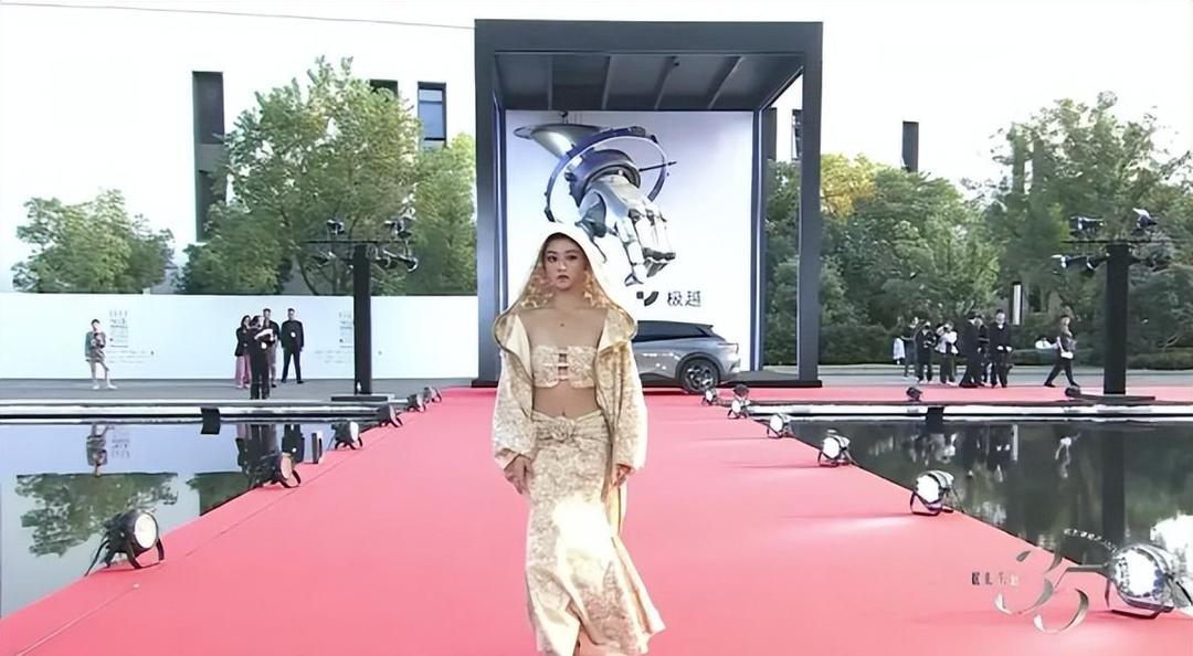 ELLE red carpet is so lively! Reba rarely misses, Yang Zi is quite ...