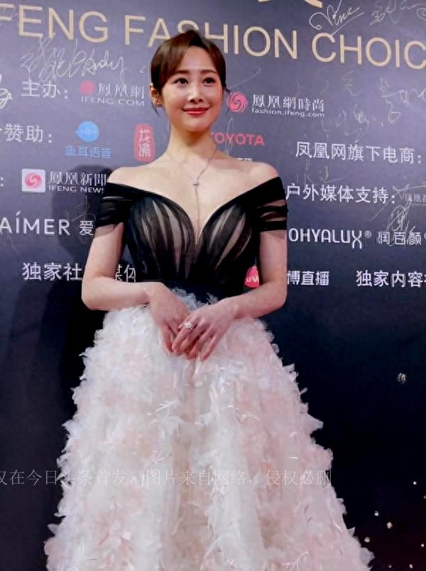 There are many attractions on the red carpet, Li Ruotong is stunning ...