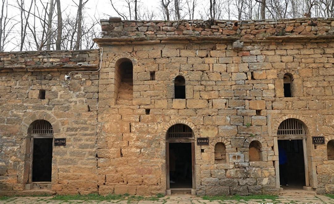 A landlord's mansion in the mountains. The owner's name is Wang Laowu ...