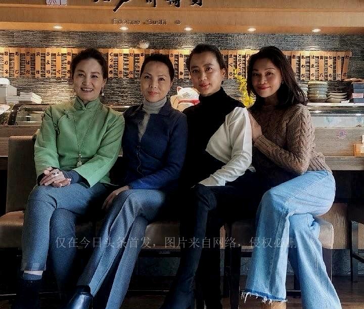 58-year-old Li Lingyu once again plays the role of the Jade Rabbit Spirit. She looks as light as ...