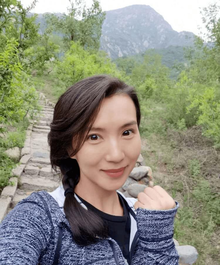 Chen Hao and Xue Jianing took a group photo together on a date. They ...