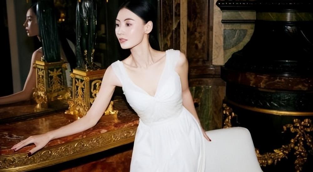 Cecilia Cheung stunningly attended the Kelan Li show, her pure white ...