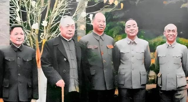 In 1963, five leaders took a group photo. Deng Gong stood aside, Chen ...