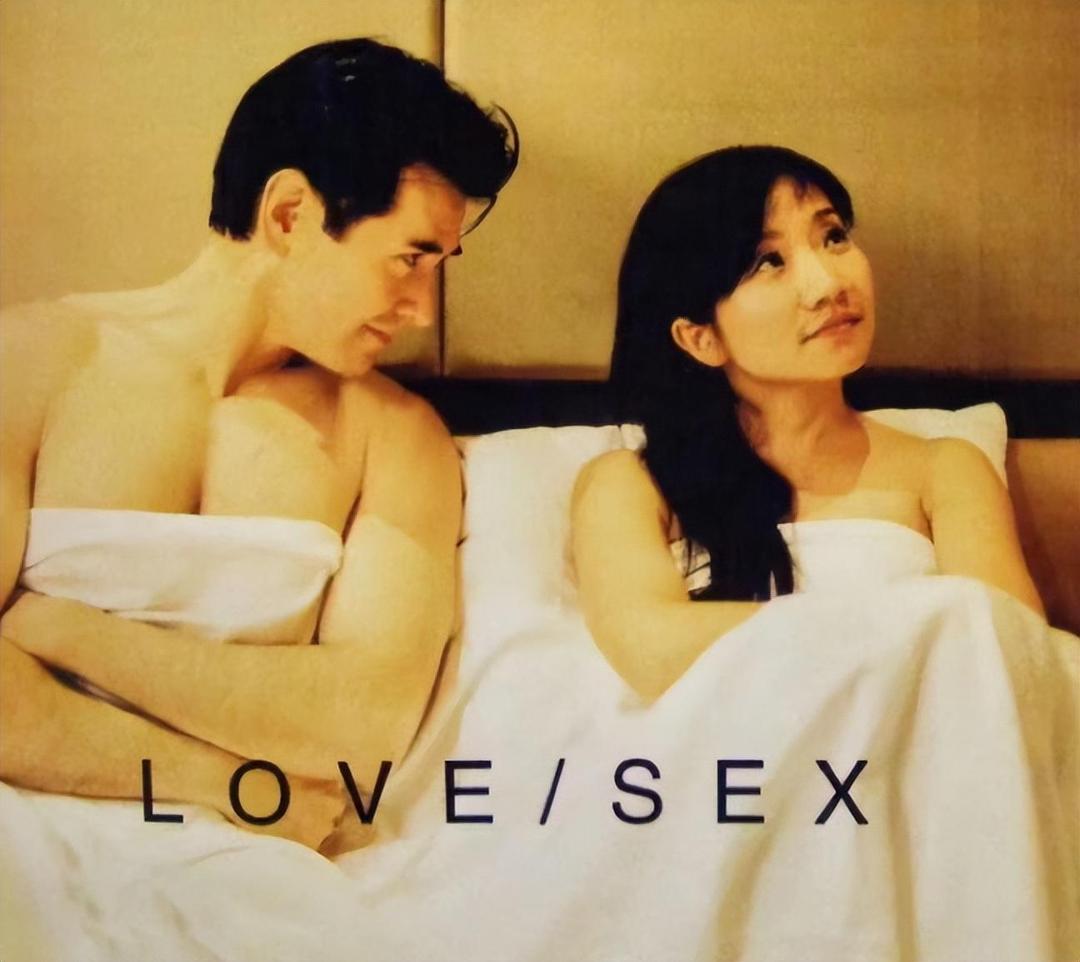 62-year-old Fei Xiang exposed a large-scale photo, in which he and Tao Zi lay naked on the bed ...