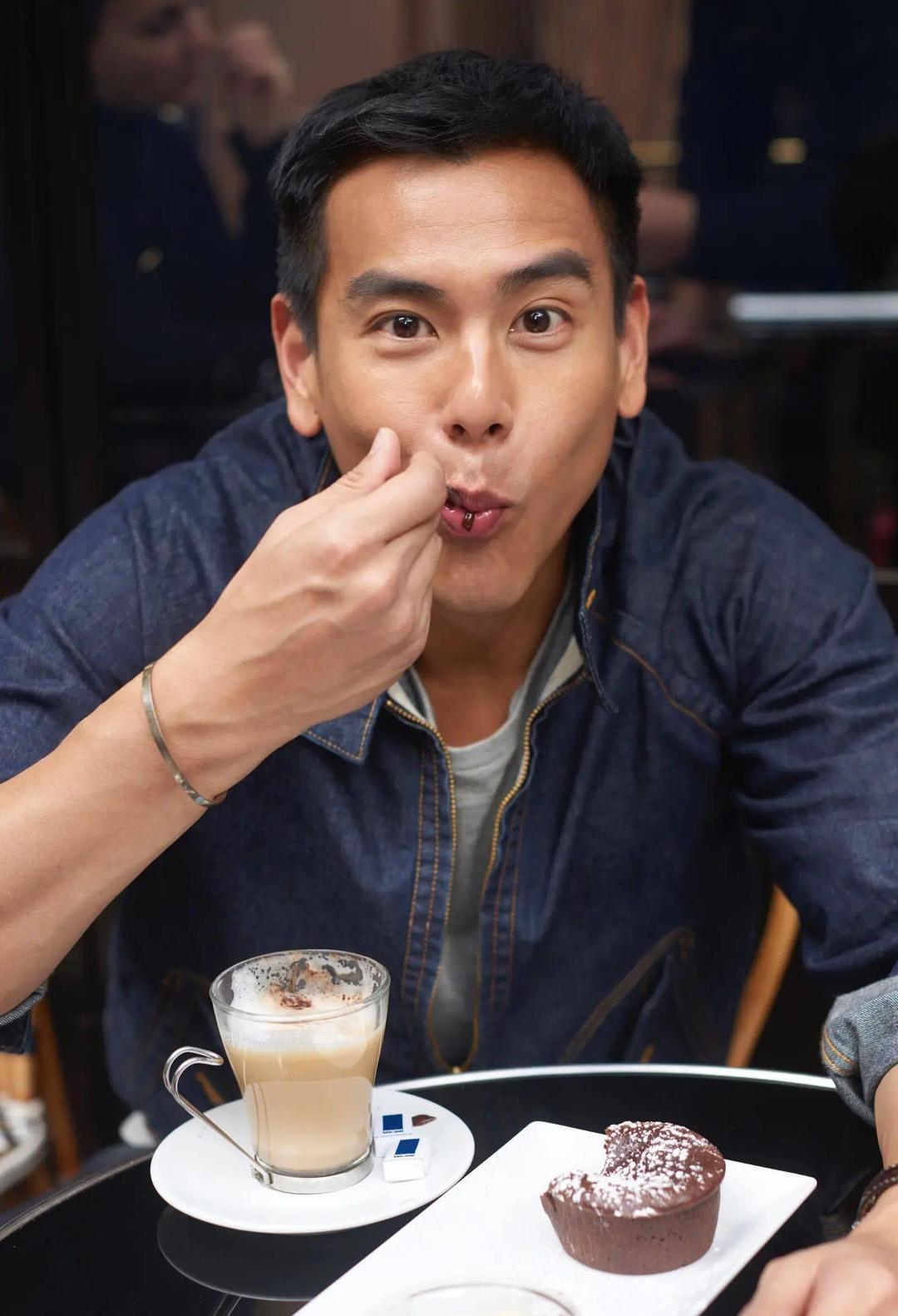 Peng Yuyan fell to the ground covered with broken glass! Blood spurted ...