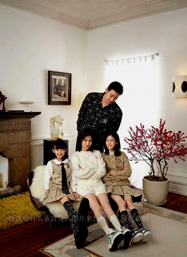 Lu Yi's family of four took a family photo in Shanghai, which was very ...