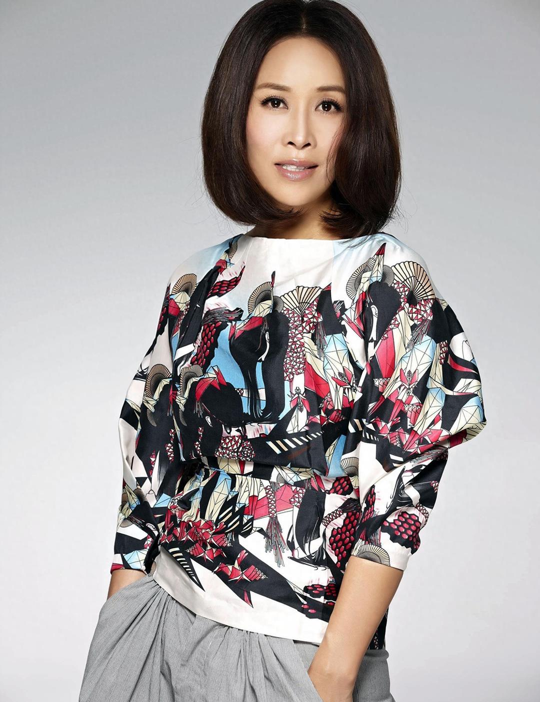 Stars party! Na Ying held a cigarette in her hand during the carnival night, and the beauty Yang ...