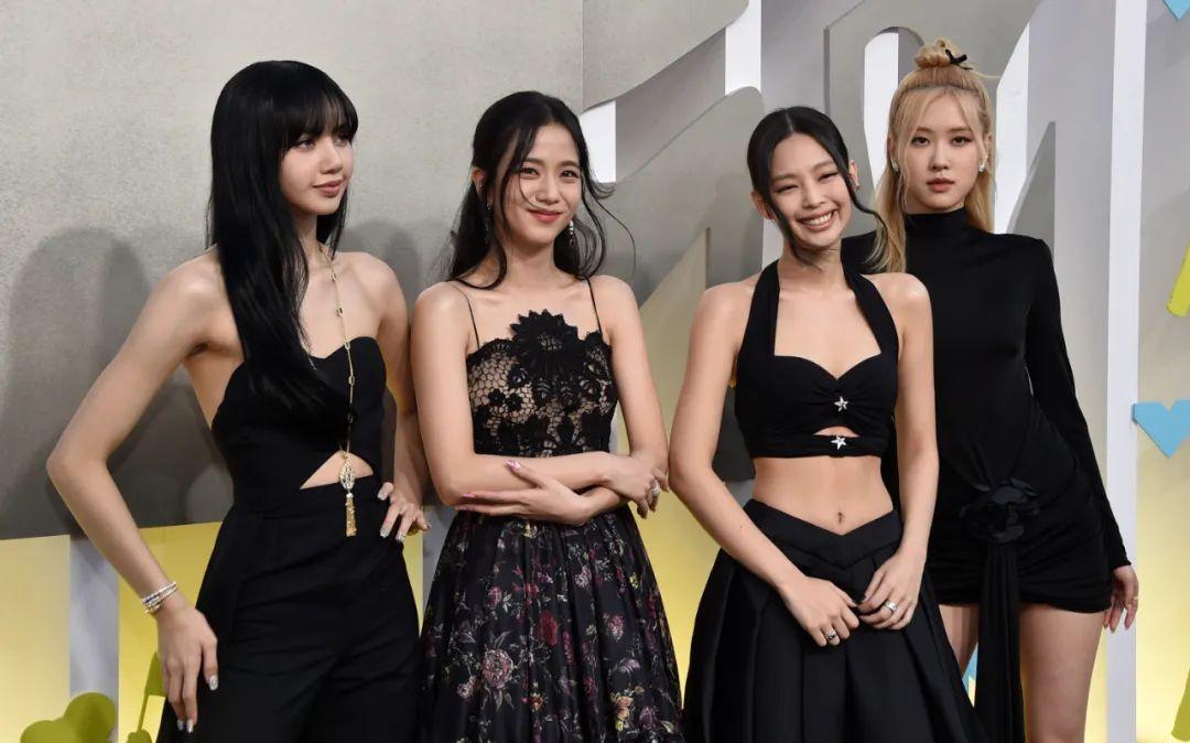 BLACKPINK finally got together, Swifty came to dance at public expense ...