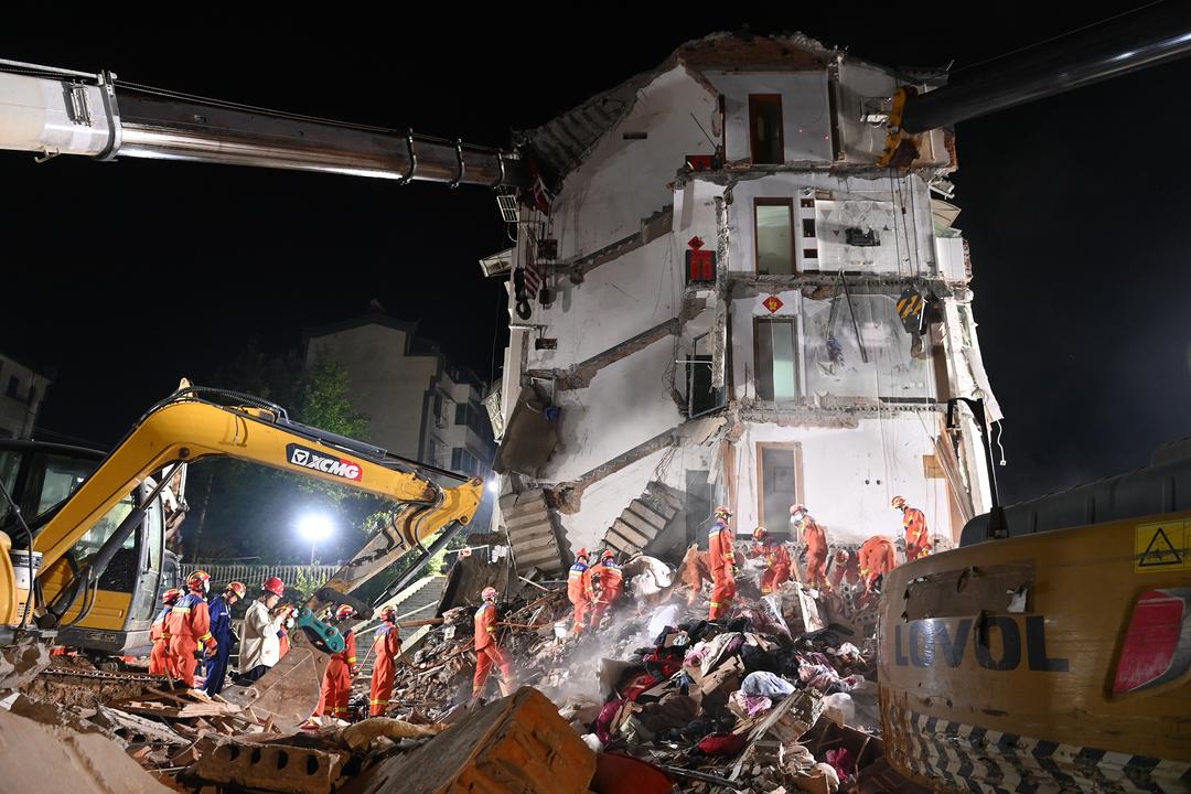 Strong cyclone Lemar hits Dhaka, Bangladesh, but residents remain ...