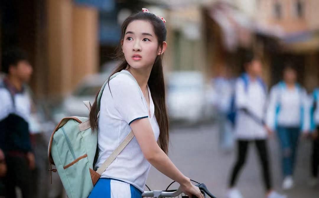 Looks are very important for actresses. Comparing 26-year-old Wang ...