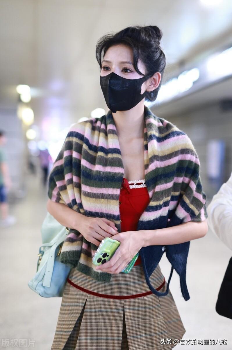 Street photo: Zhang Yuxi's red halter top, striped sweater, pleated ...