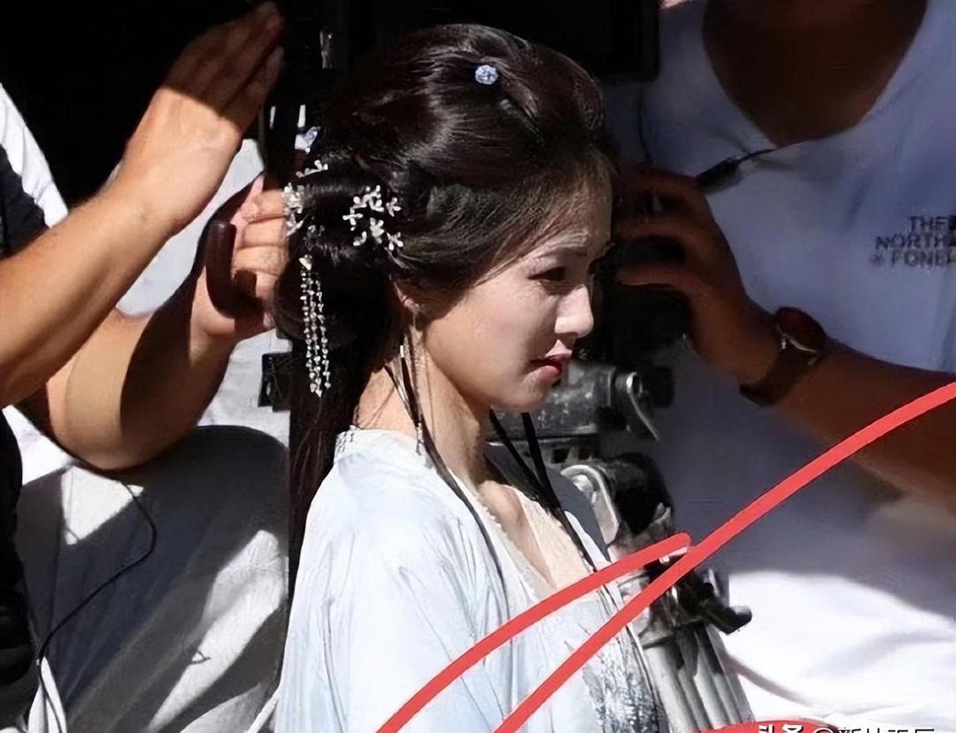 A new photo of Bailu's new drama was revealed, with a frown and a ...