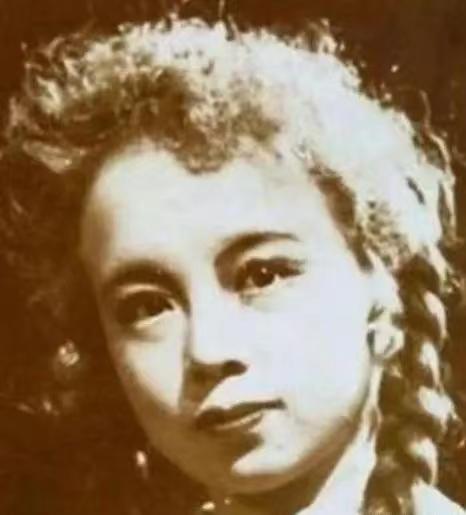 "Mama Rong" was actually the school beauty when she was young? I was ...