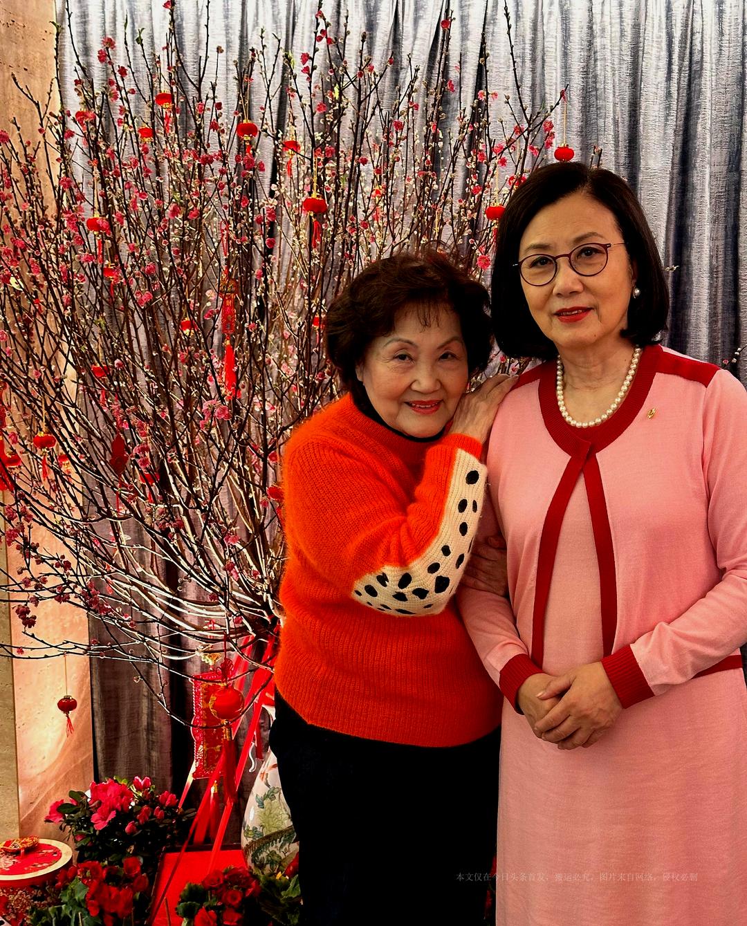 Wang Mingquan and his wife paid New Year's greetings, and their ...