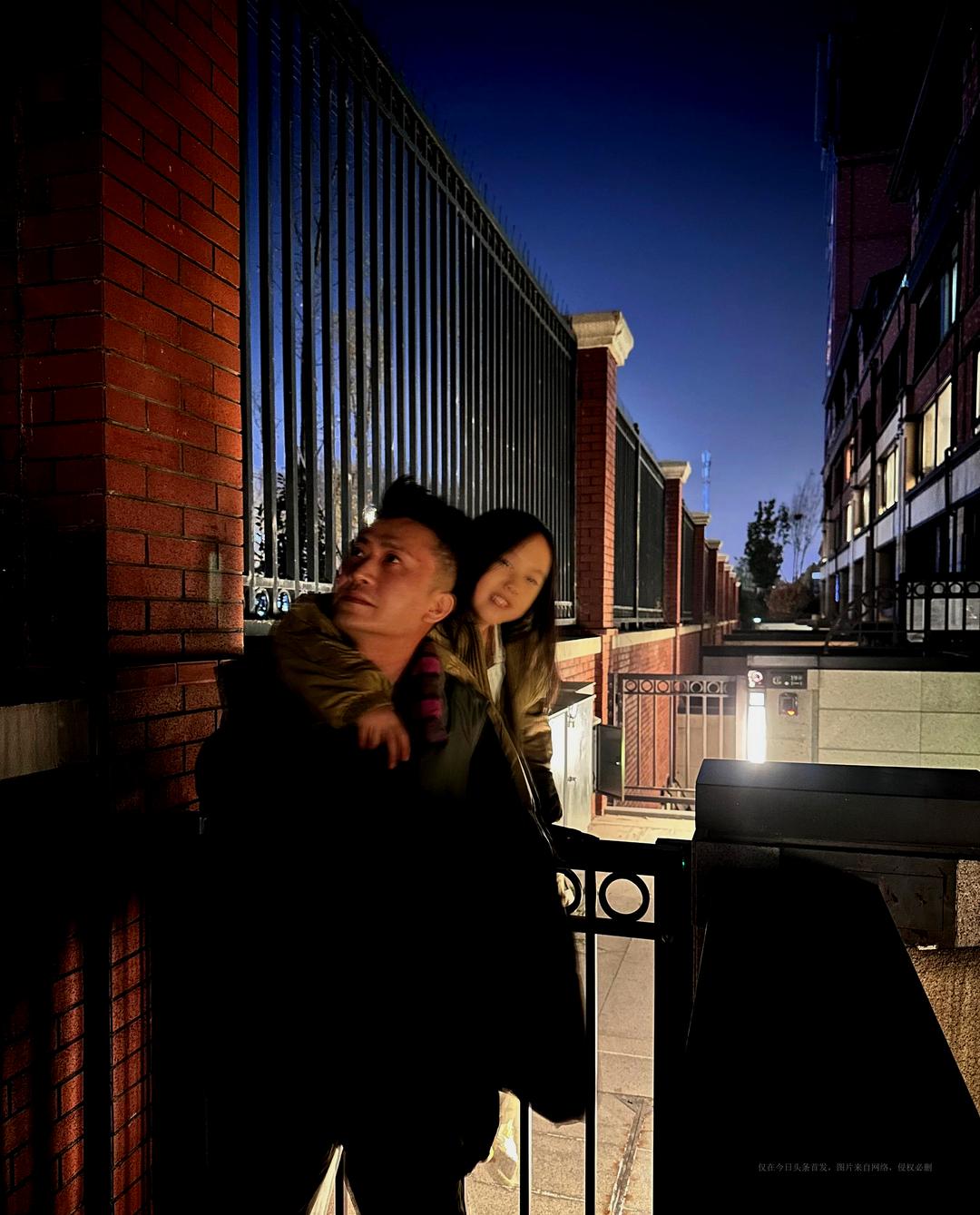 A recent photo of Yang Fan and his daughter on CCTV. Netizen: Awesome ...