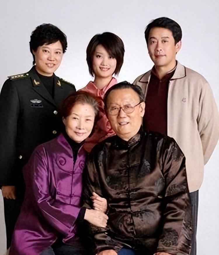 Lu Zhong: Her son is a well-known director, her daughter-in-law is an ...