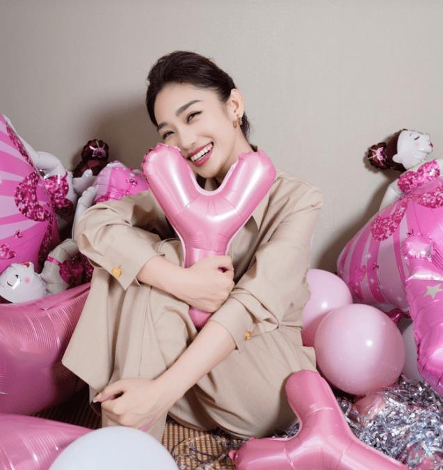 CCTV host Lan Yu expressed "happiness" and received a big bouquet of ...