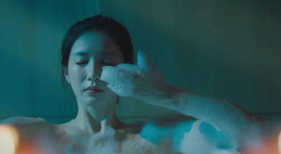 35-year-old Jiang Shuying was so horny in the kissing scene that she was kissed by Peng Peng ...