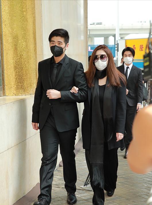 He Chaoying took her baby on a trip, and she was so proud of herself ...