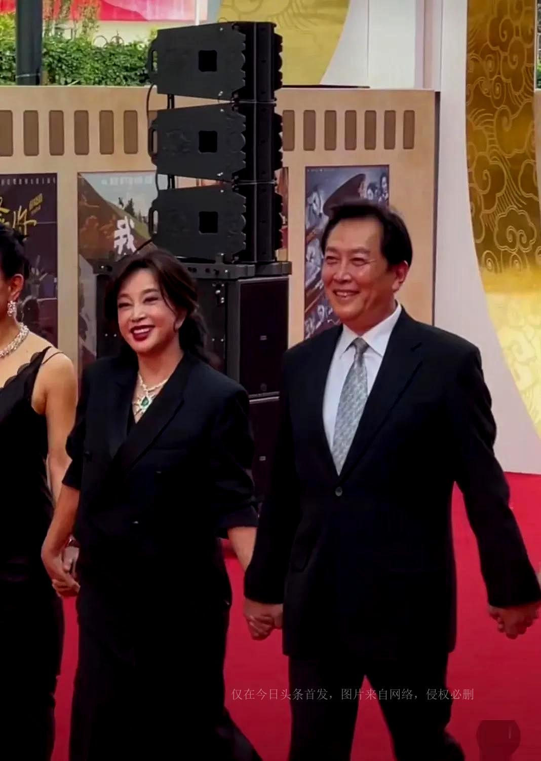 71-year-old Tang Guoqiang returned to China and hugged and took a photo with Liu Xiaoqing. They ...