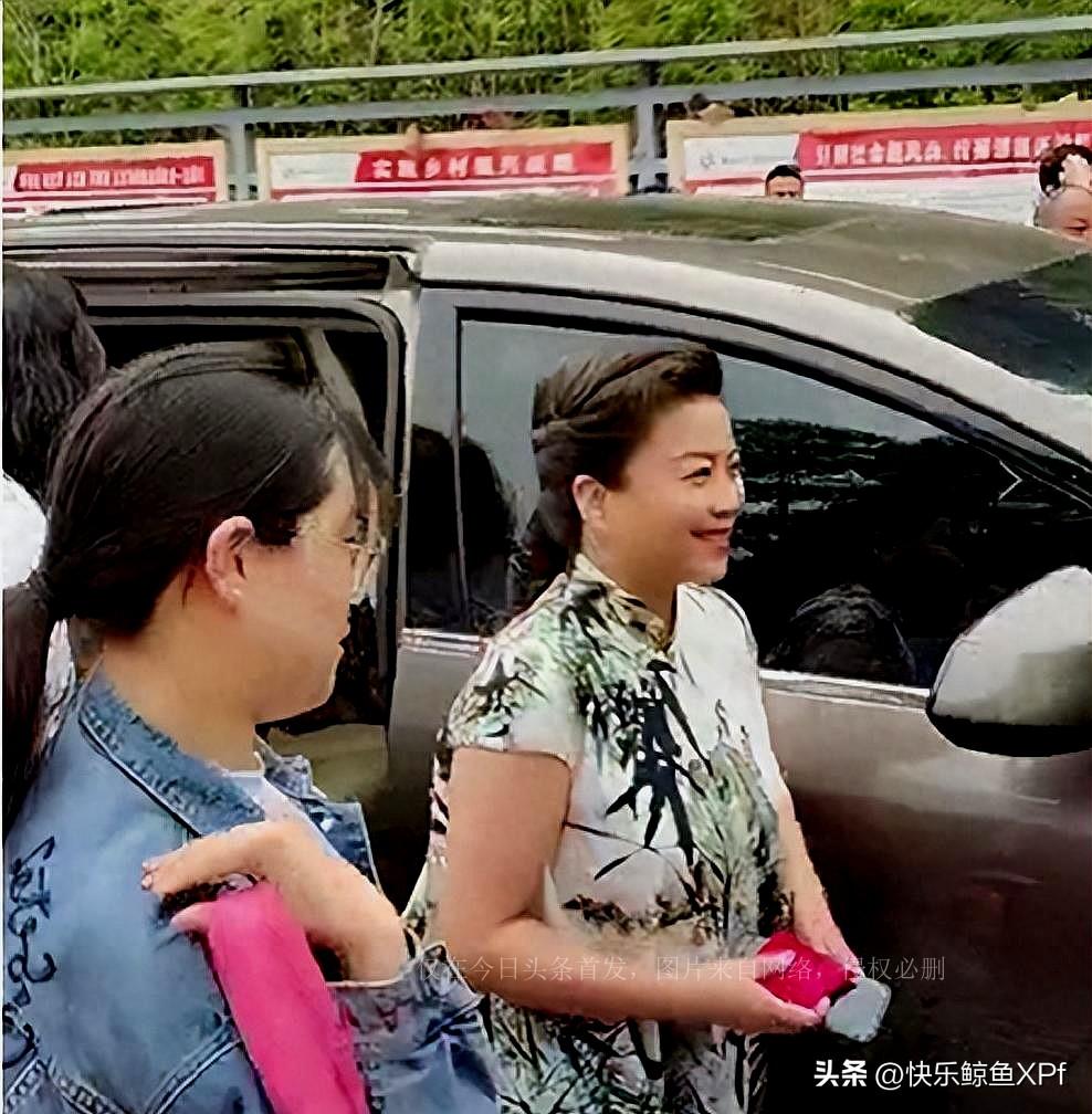 Singer Zhang Ye appeared in the countryside in a low-key manner ...