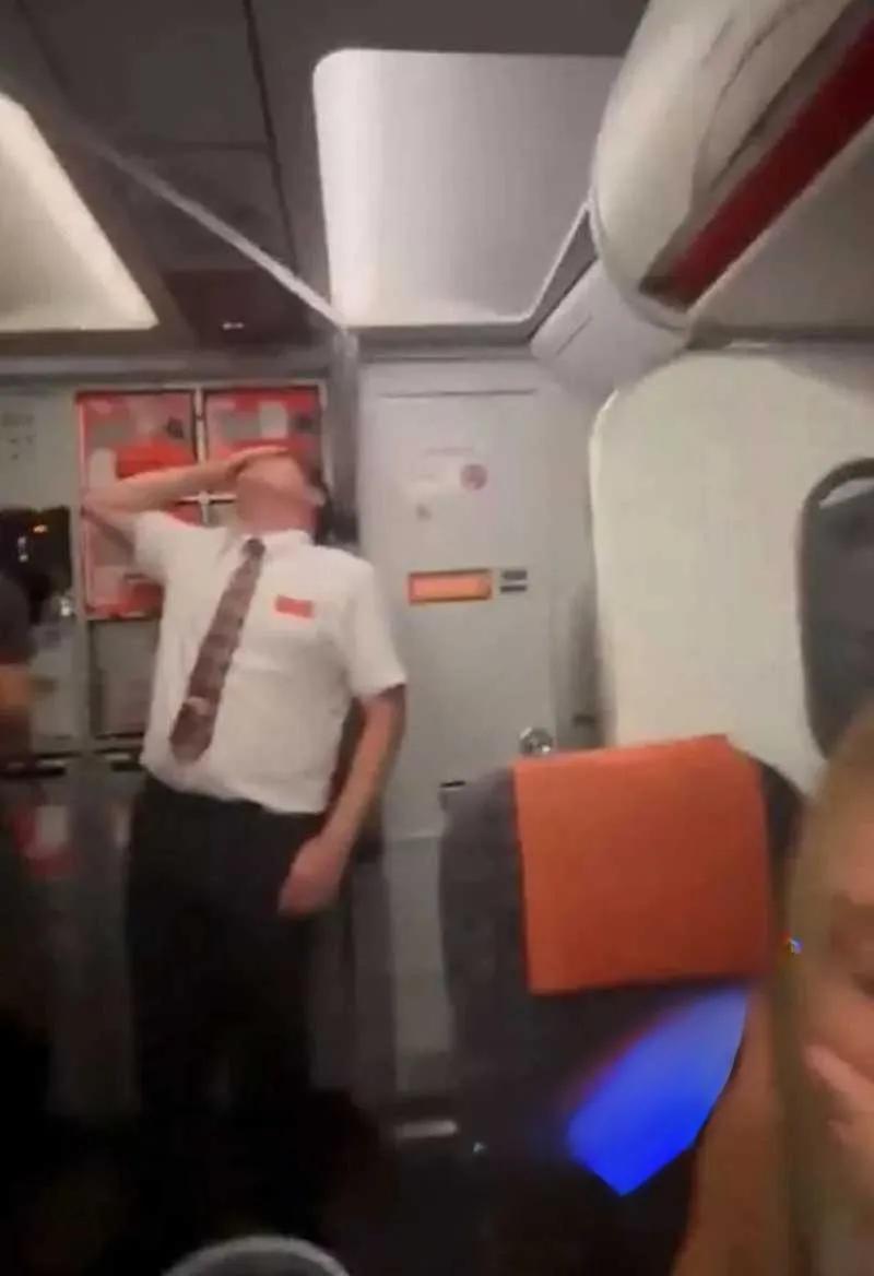 Airplane ️Toilet door - easyJet, foreigners can enjoy the fun in the ...