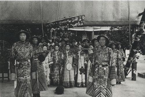 In 1966, Li Lianying's tomb was discovered in Beijing. The body's head ...