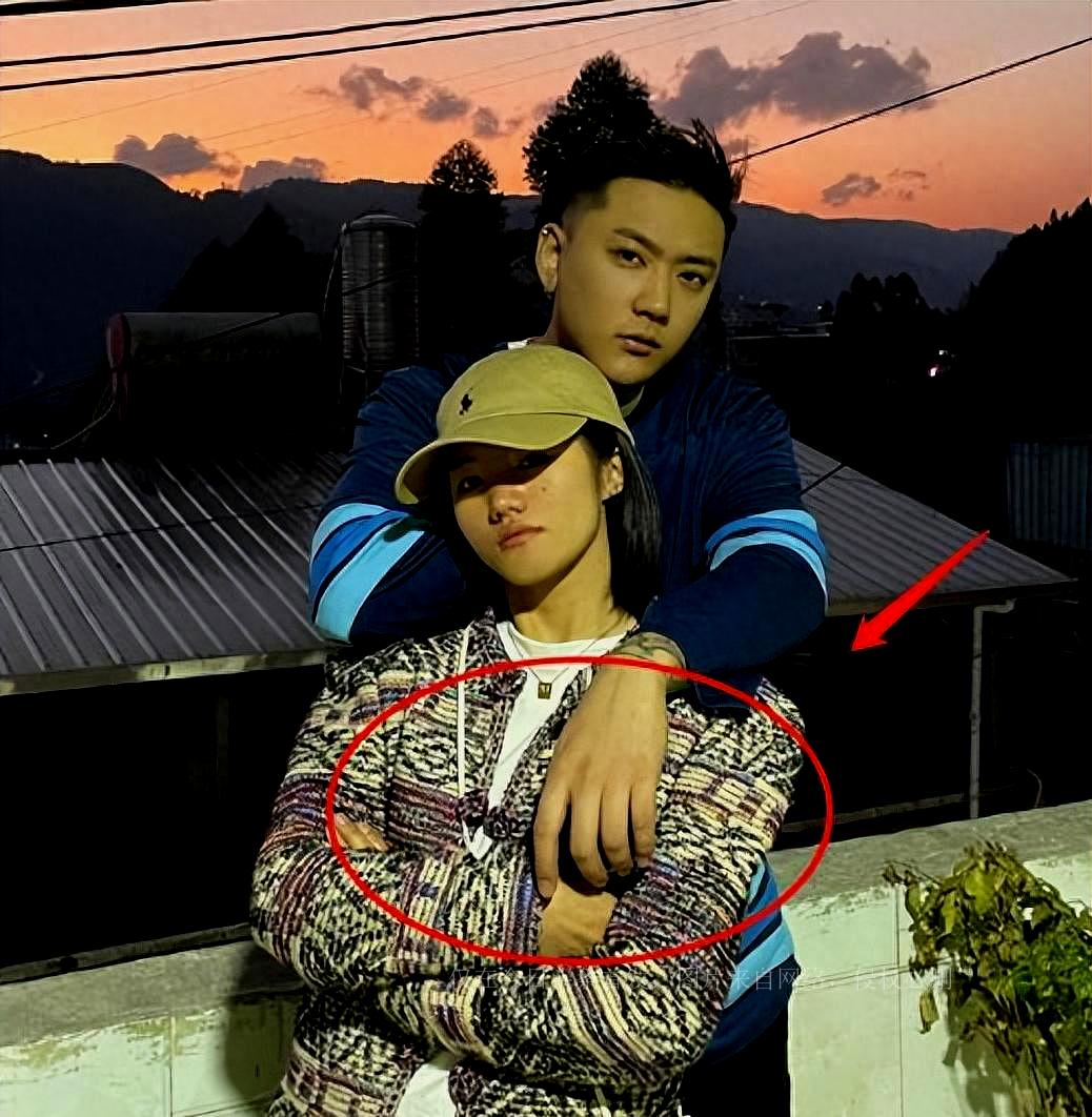 Cui Jinsha took an intimate photo with Li Leyou, but the position of his hands caused ...