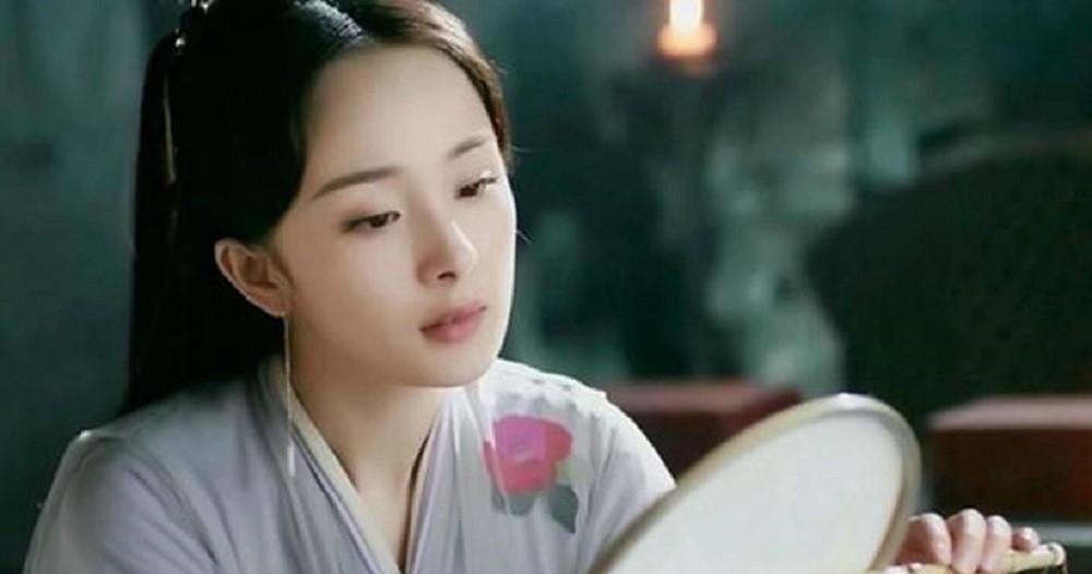 The woman wrote the first couplet: Pushing back the weeds and seeing the mountain spring, it is ...