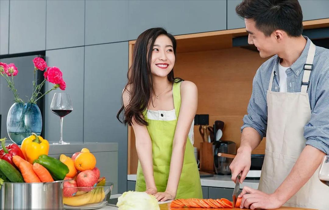 Couples show their affection, one house, two people, three meals, four ...