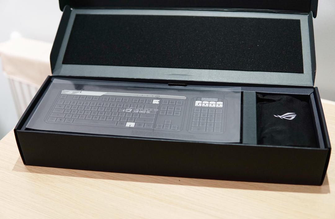 The separate keyboard is very different, ROG Dragoon 2 PBT meets all ...