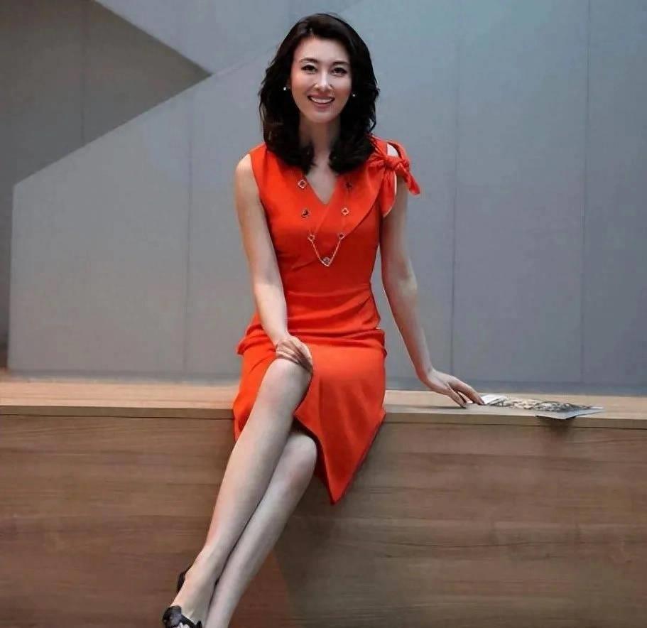 CCTV's most beautiful host married a university teacher, and at the age ...