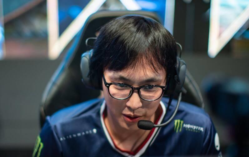 After T1 won the championship, the senior brother fell in love and ...