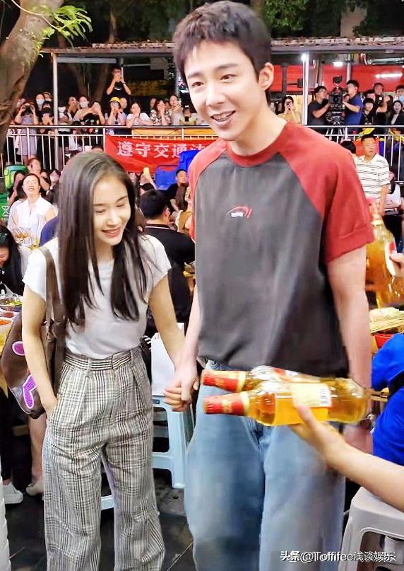 A female junior holds a gold brick, and Wang Ziwen and Liu Yuning walk ...