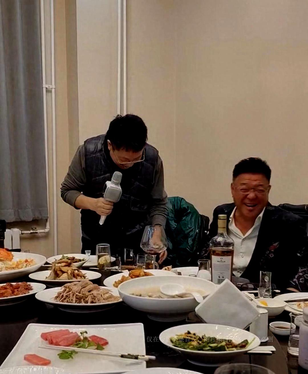 64-year-old Jiang Yuheng had a party with friends in the Mainland. His face was full of wrinkles ...