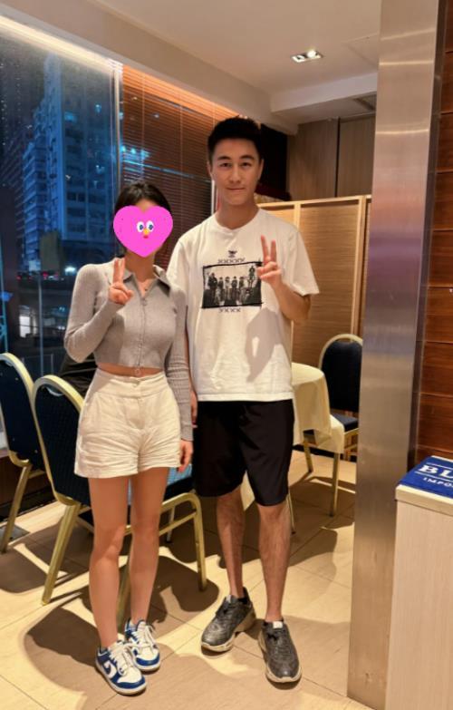 He Youjun was encountered by chance in Hong Kong and took pictures with ...